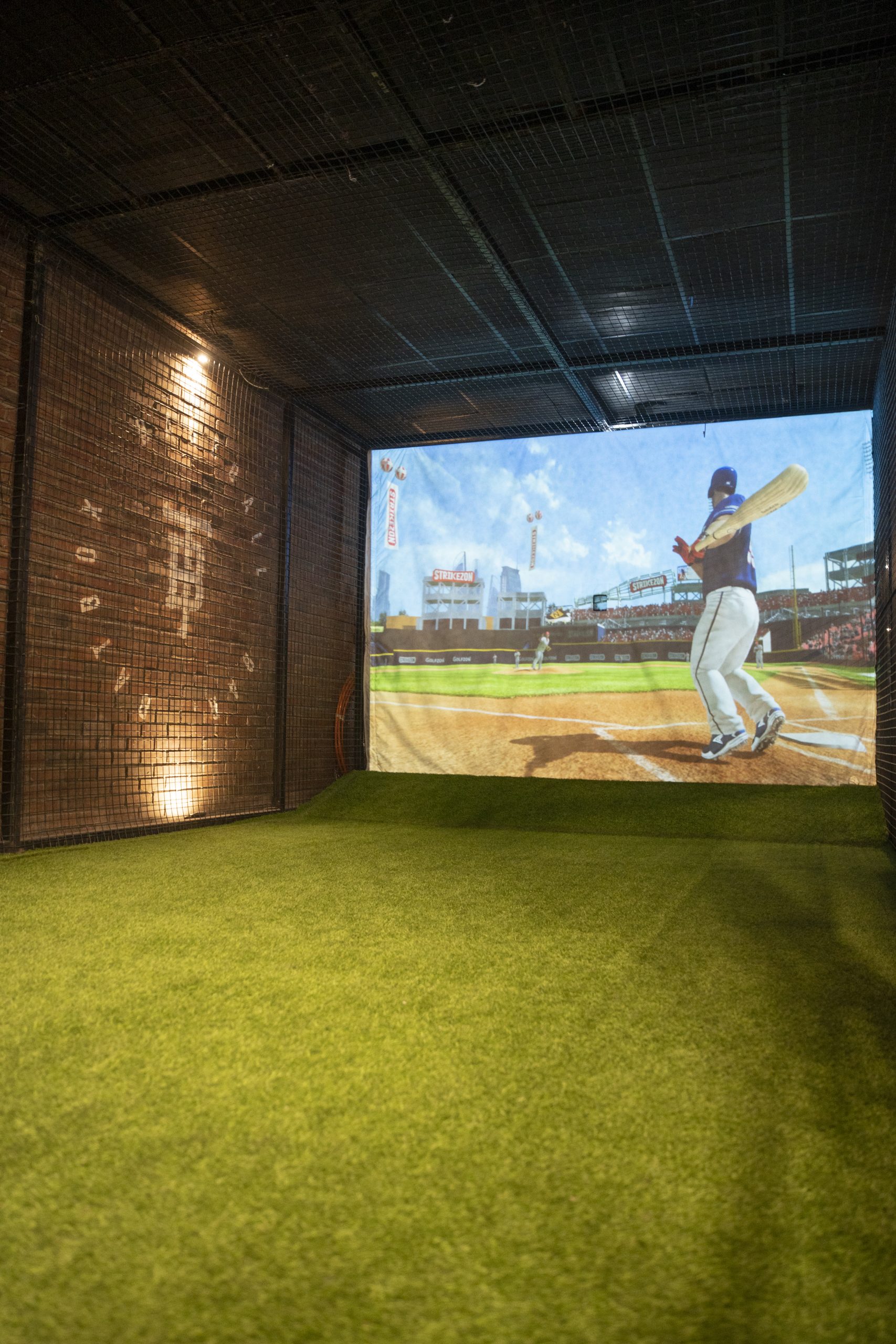 Diviértete y compite en los simuladores Strikezon - BATBOX